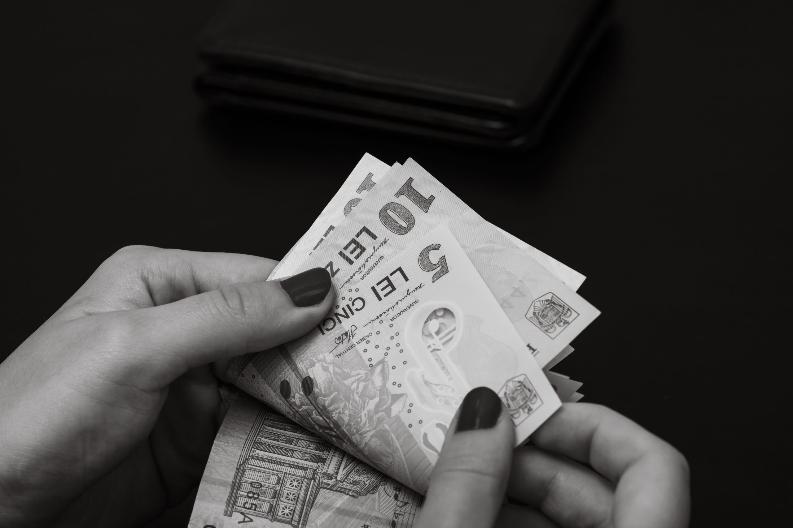 Ce comisioane de retragere numerar plătești când scoți bani de la bancomat: analiza băncilor din ...